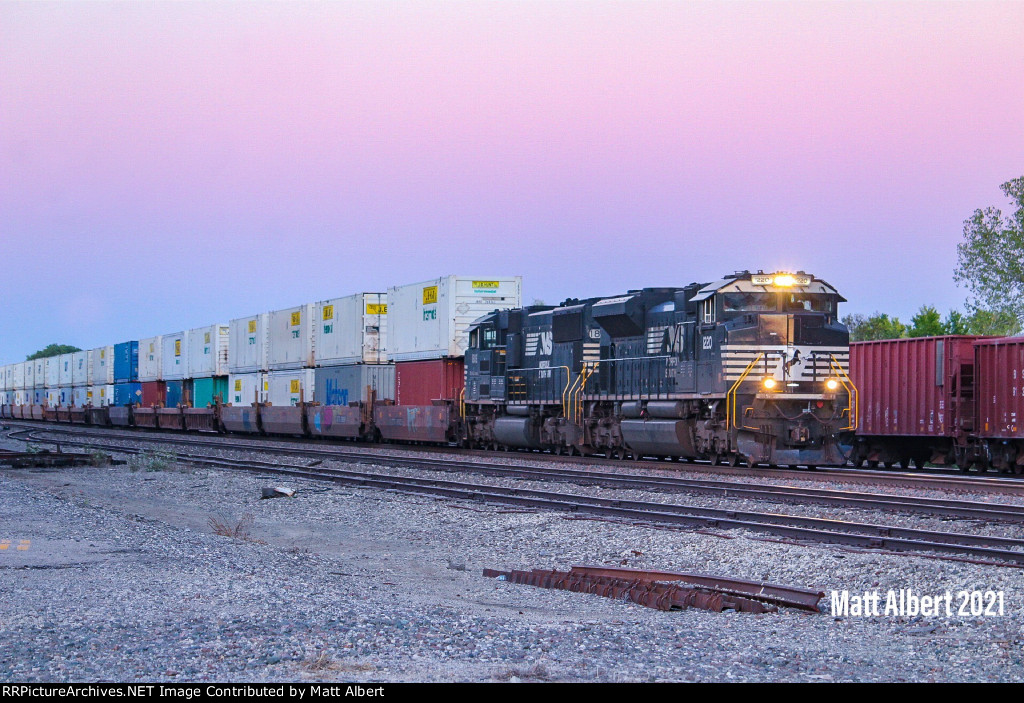 NS 1220 on point of BNSF train Q-NYCLAC, aka NS 21G
